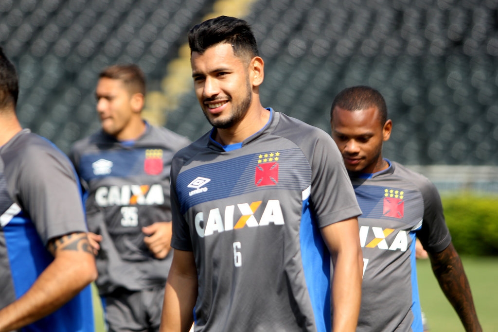 Andrés Ríos, de contrato renovado, também voltou a treinar com o grupo ...