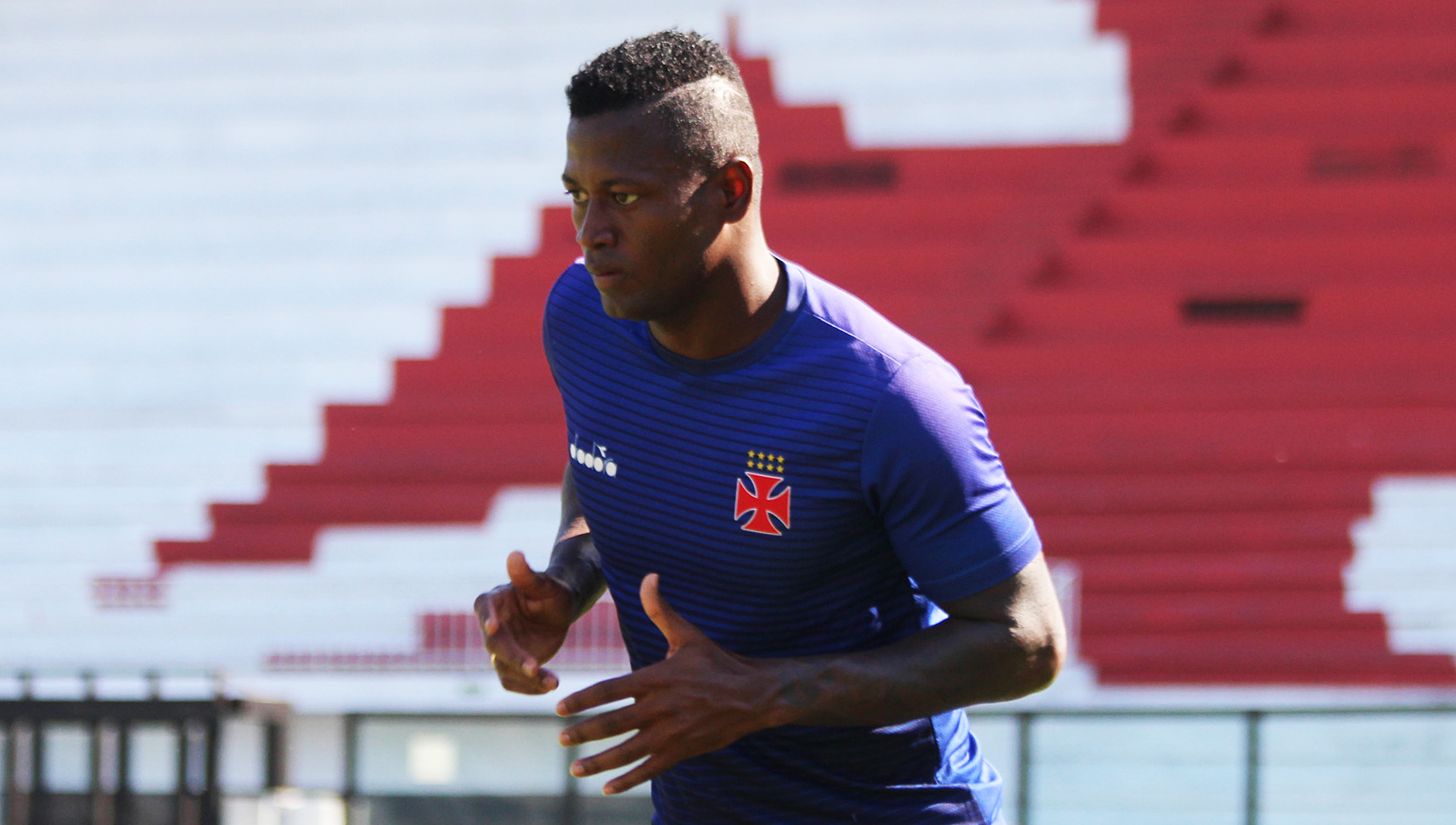 Riascos responde comentário de vascaína e agita web | SuperVasco