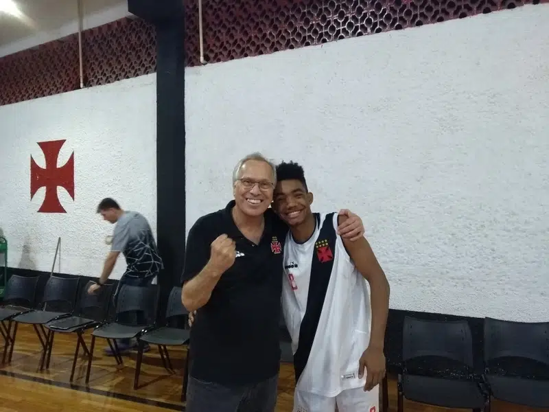 Basquete: Gabriel, de 17 anos, estreia e conta com apoio do Alberto Bial