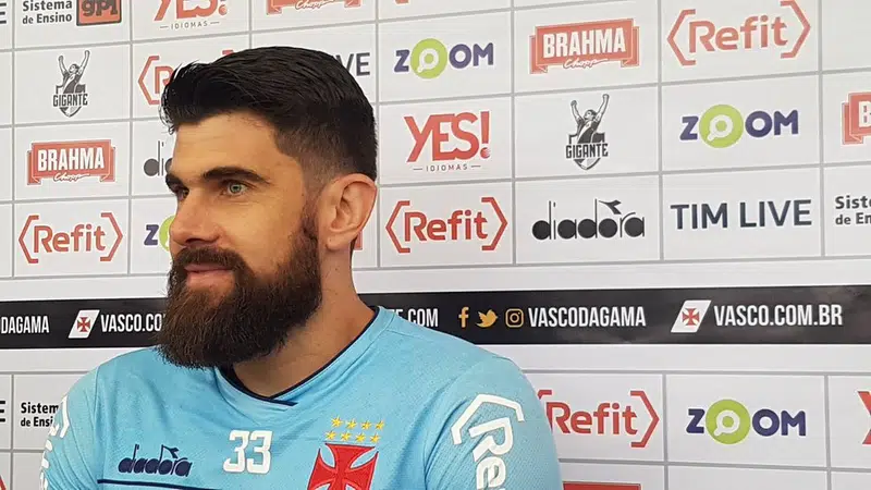 Ao lado de ídolos, Fernando Miguel inicia 2019 como titular absoluto