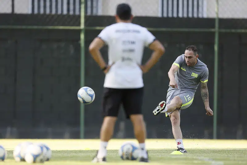 Com participação de Ramon Menezes, elenco faz atividade de dois toques