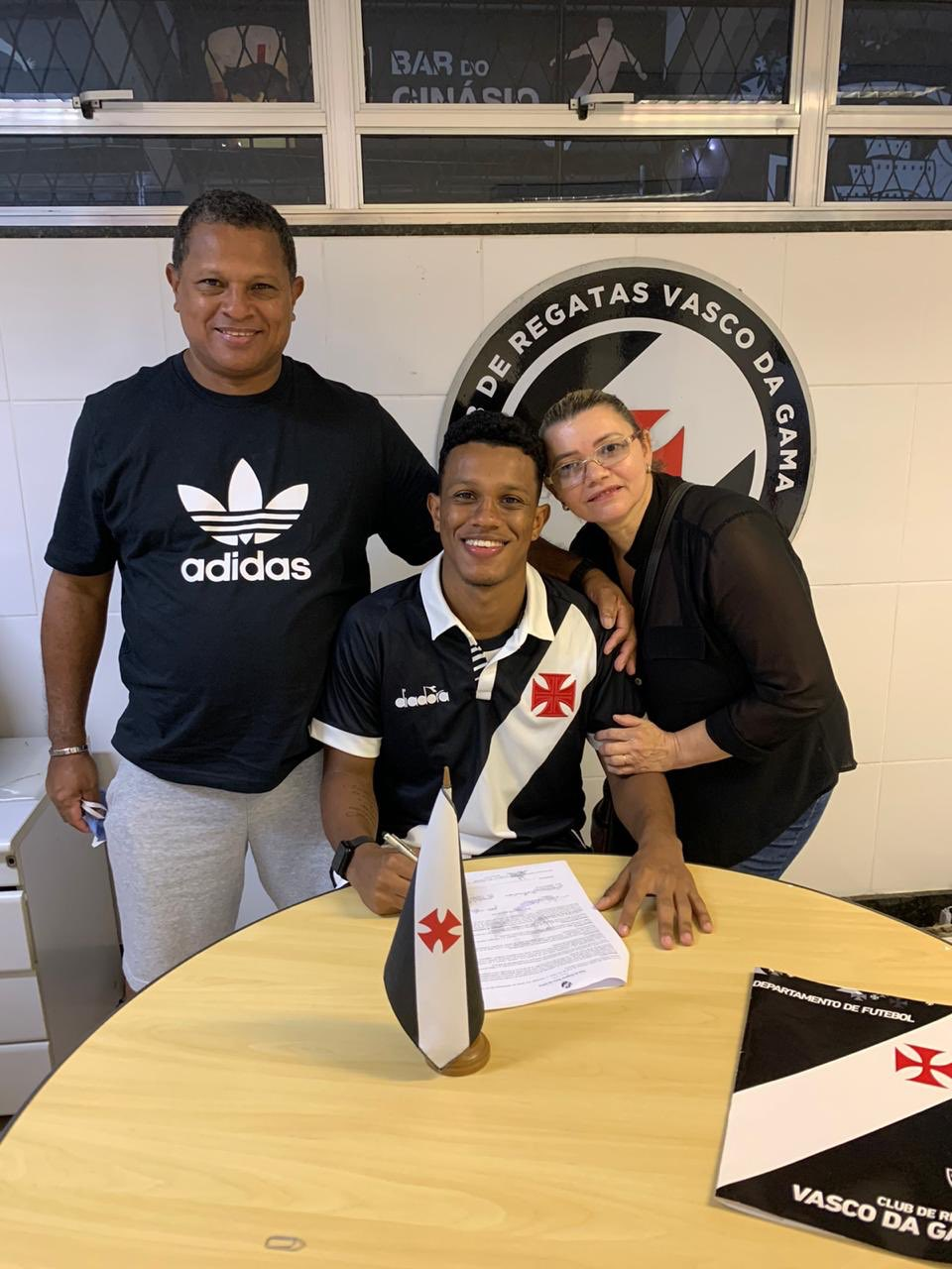 Base: João Vitor Leal assina seu primeiro contrato profissional com o Vasco