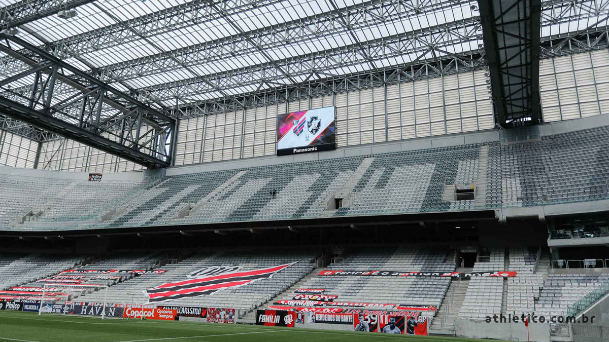 Foto mostra as condições do gramado da Ligga Arena | SuperVasco