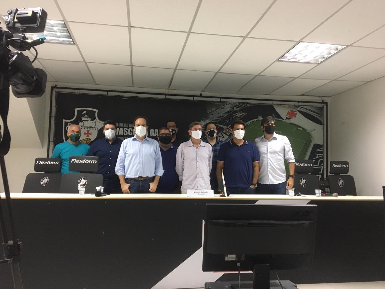 Jorge Salgado posa para foto ao lado dos seus VPs | SuperVasco