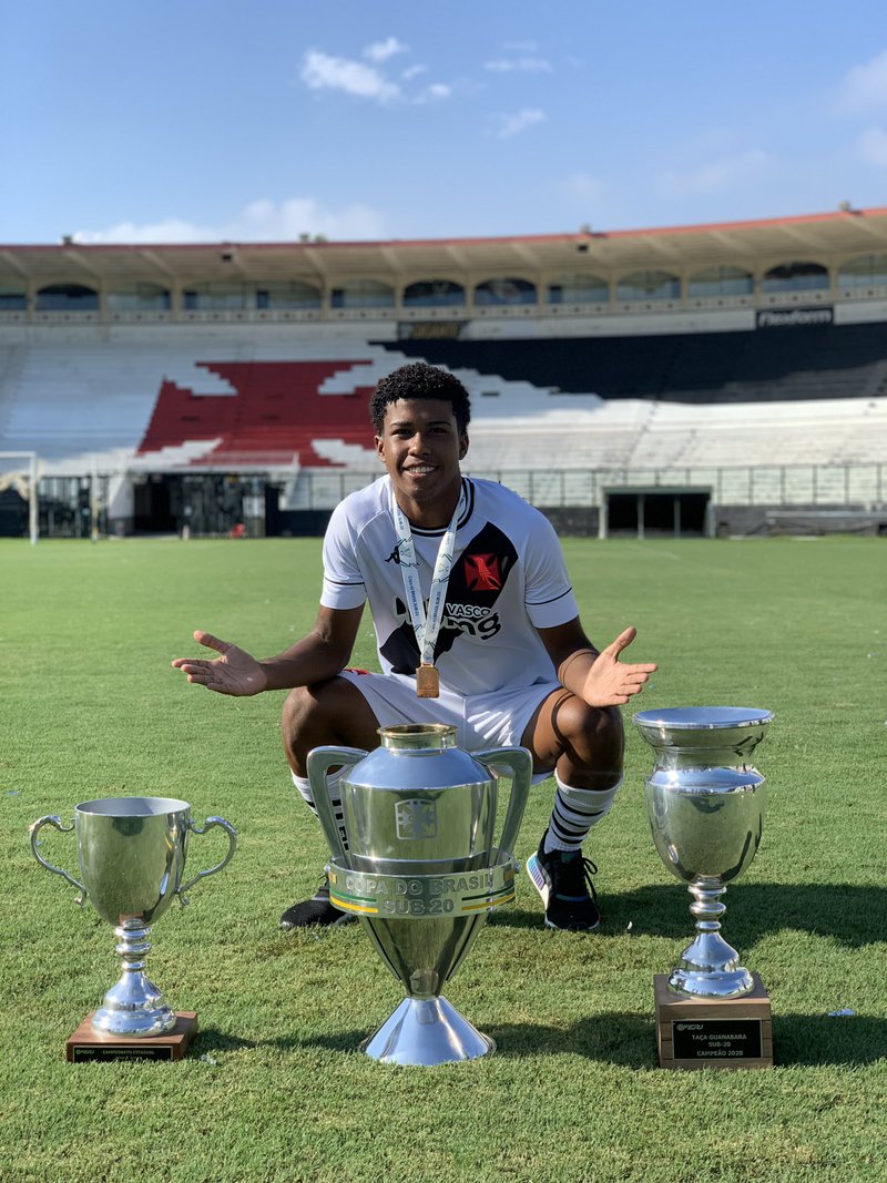 Andrey Santos completa 10 anos de Vasco e comemora no Twitter - SuperVasco