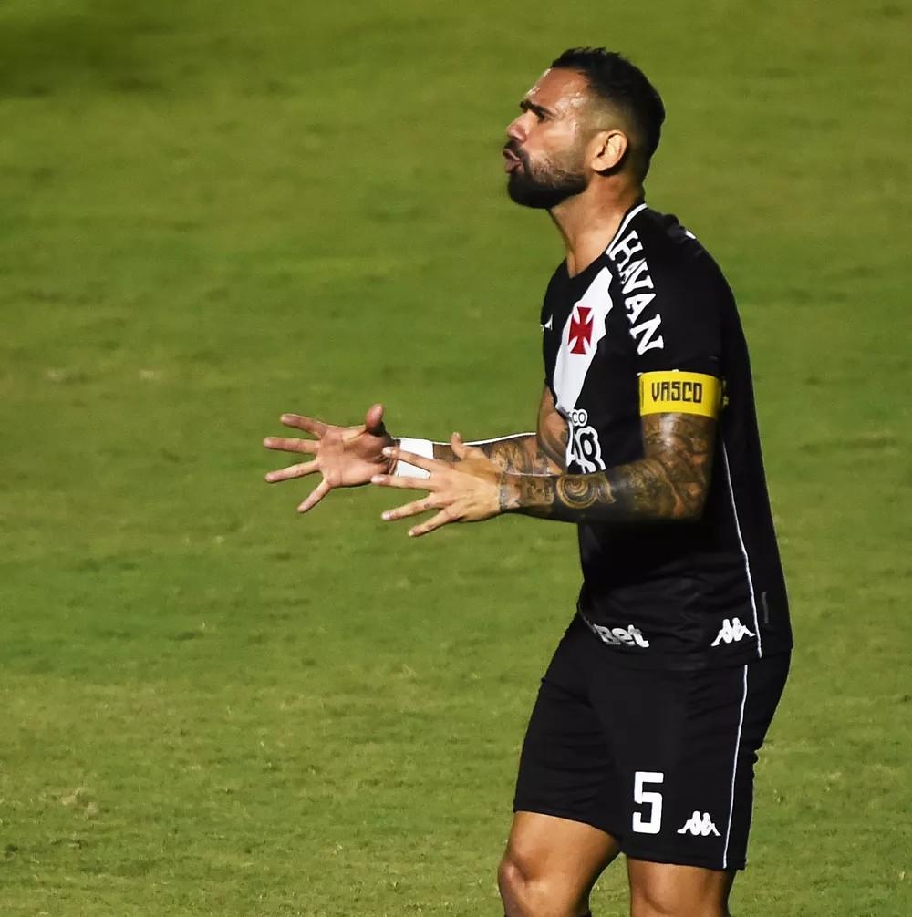 Castan publica foto do treino: "Que Deus abençoe essa semana que se inicia"