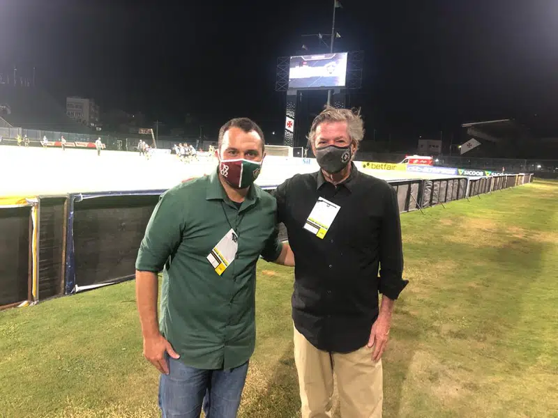 Jorge Salgado posa para foto ao lado do presidente do Fluminense