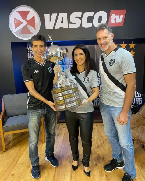 Vanessa Riche posta foto com dupla vitoriosa e taça Libertadores