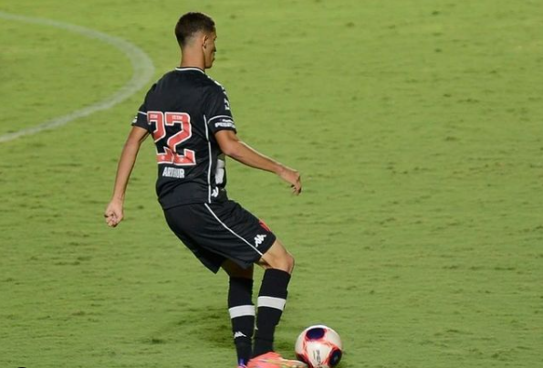 Arthur Sales: "É sempre uma honra representar esse clube" | SuperVasco