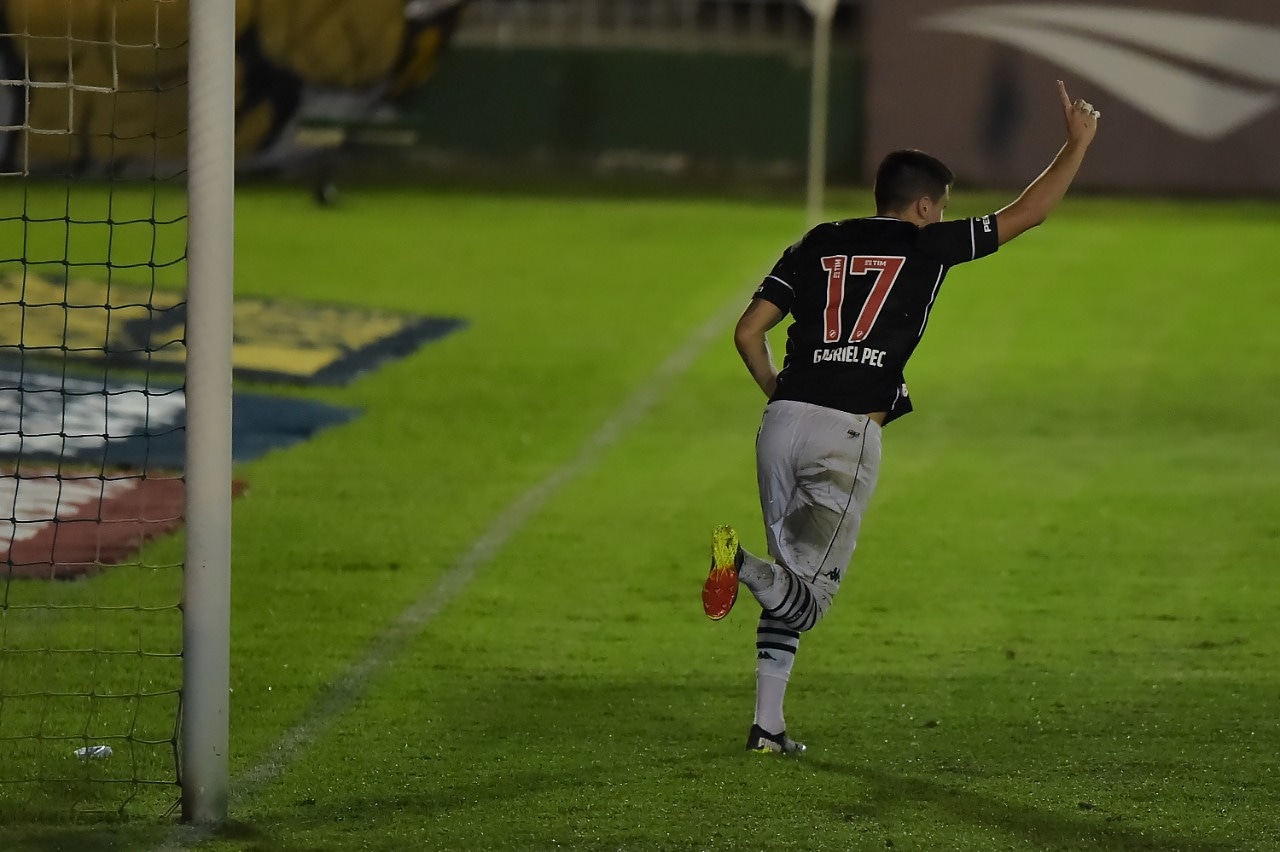 Gabriel Pec compartilha post que destaca seus números em 2021 | SuperVasco