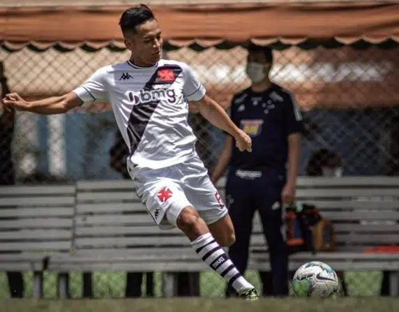 Kauã Lucas participou do treino com o elenco profissional nesta terça