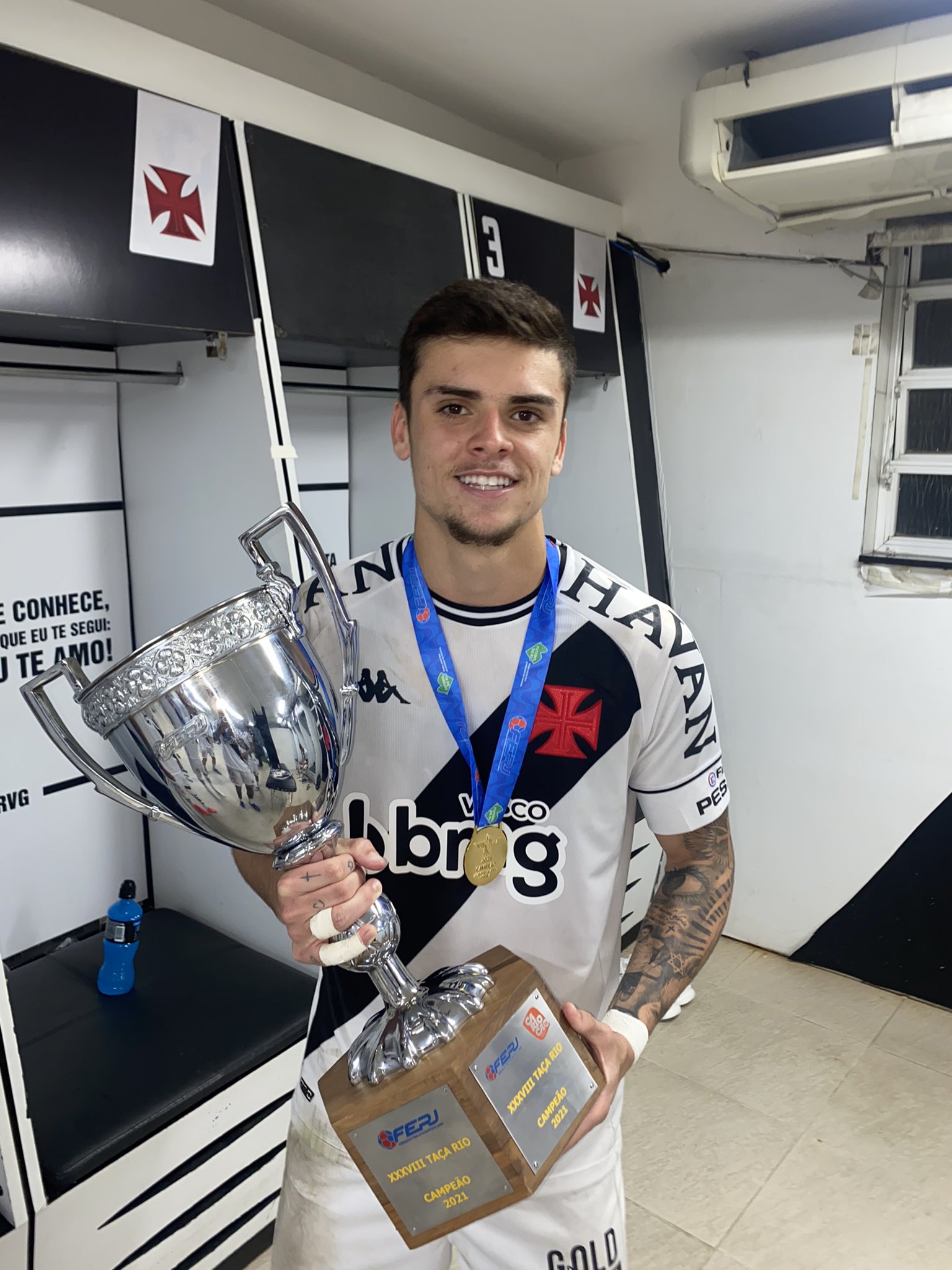 Gabriel Pec publica foto com a taça | SuperVasco