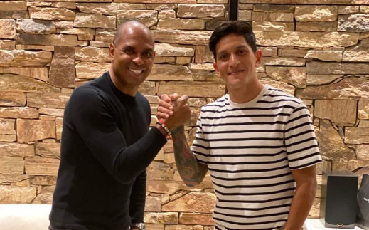 Donizete comemora gols do Vasco e dança no estúdio da VascoTV; vídeos