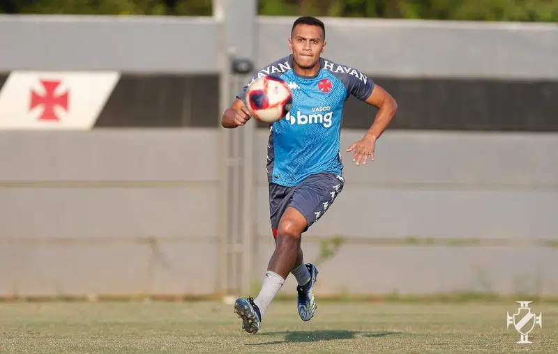 Léo Jabá treinou com o elenco nesta terça; veja fotos | SuperVasco