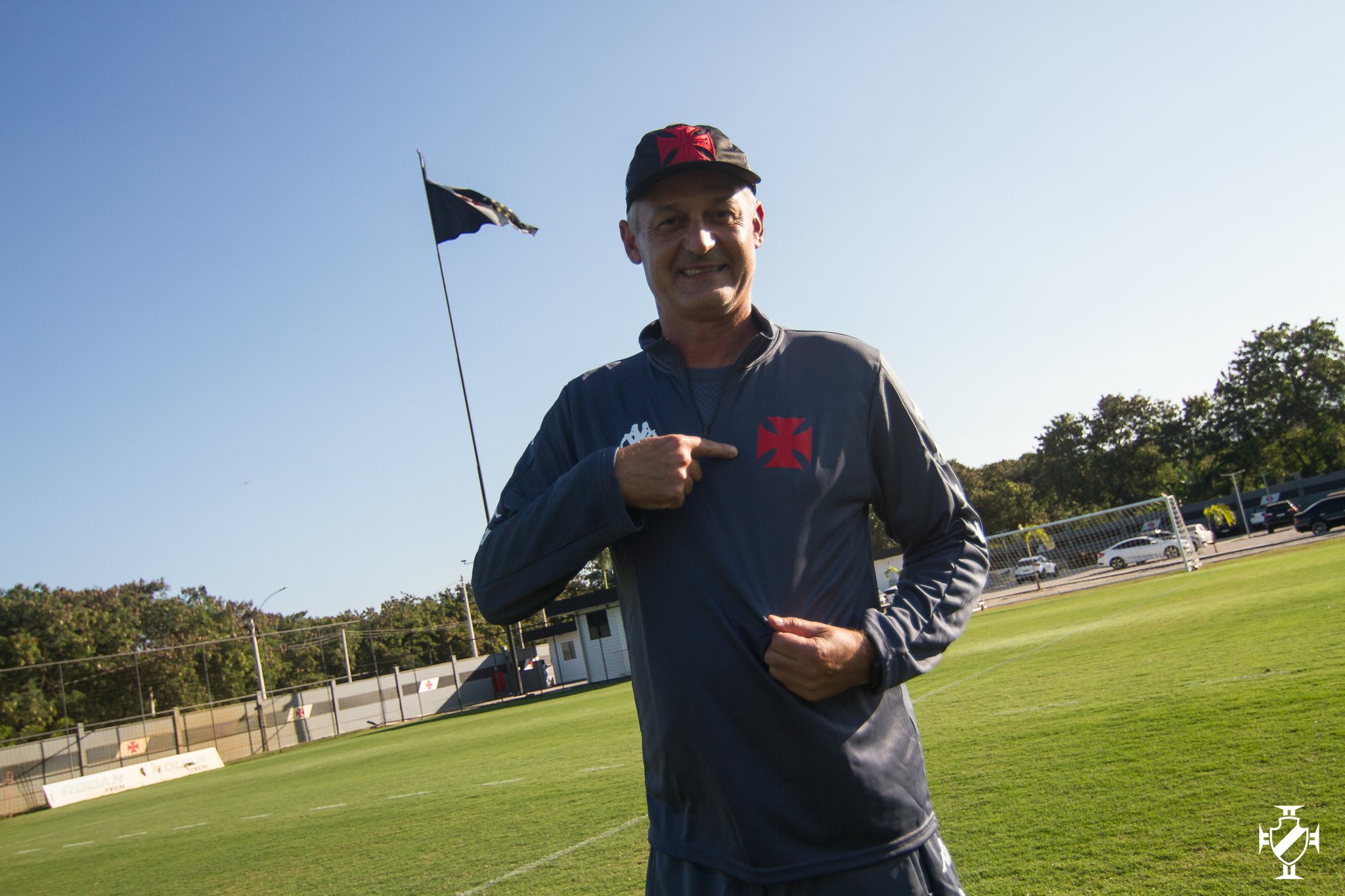 'Subir com o Vasco com o time que tem é obrigação para o Lisca'; vídeo ...