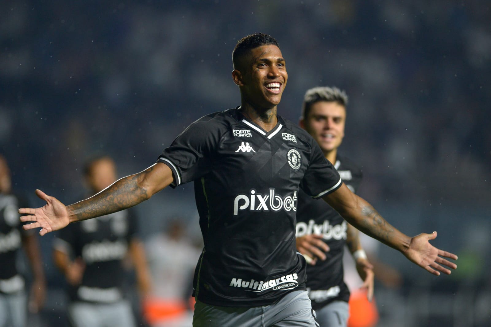 Raniel assume artilharia, empolga torcida e ganha até música | SuperVasco