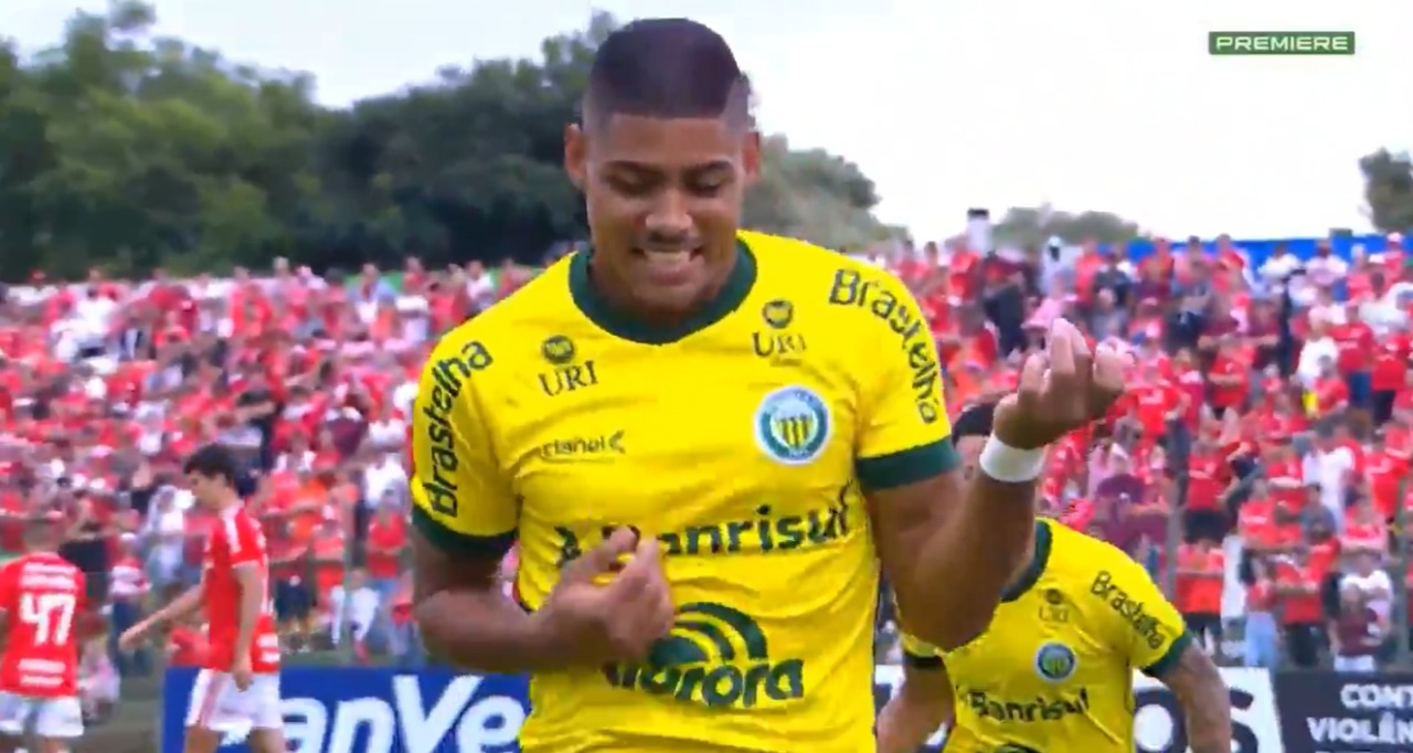 Erick posa com prêmios individuais melhor atacante e goleador do ...