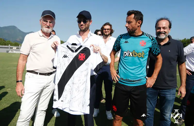 Steven Pasko posa com a camisa da Força Jovem | SuperVasco