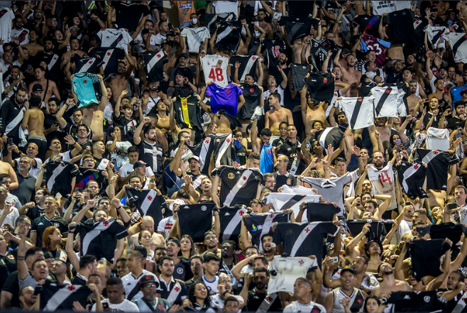 Torcida do Vasco festeja em São Januário diante do Operário; imagem