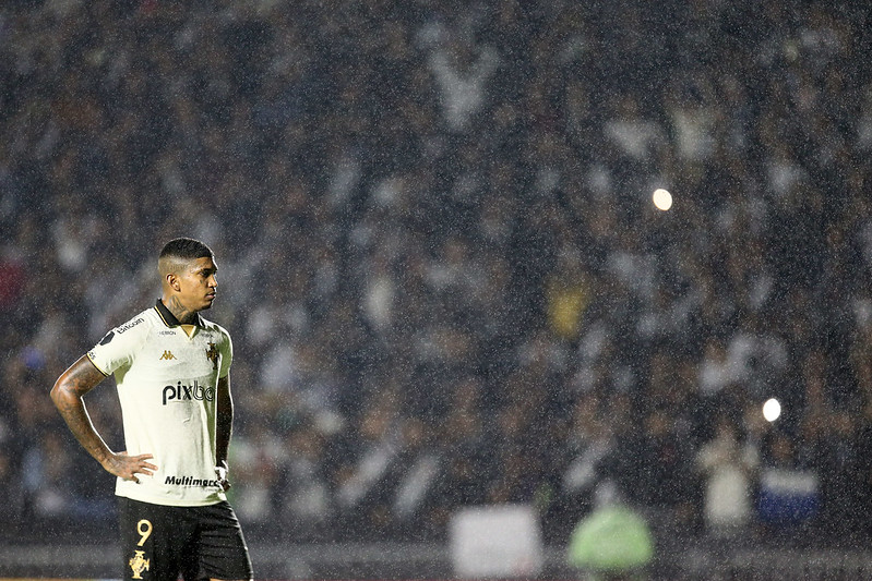 Raniel chegou a marcar no fim do 1° tempo, mas o gol foi anulado ...