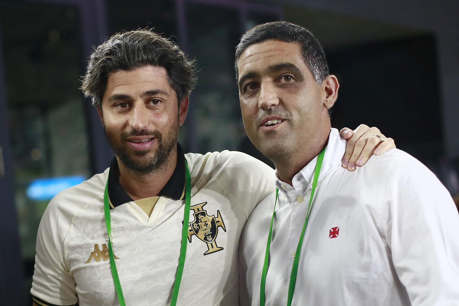 Josh Wander posou para foto com a camisa do Vasco ao lado de Luiz Mello ...
