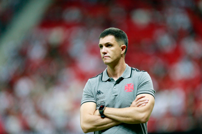 Barbieri esclarece substituições no clássico; vídeo | SuperVasco