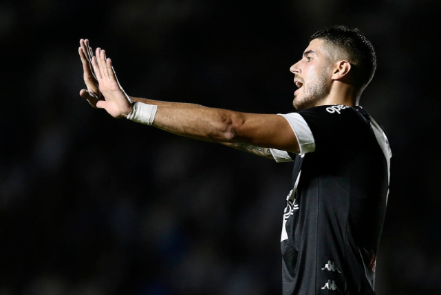 Hoje no Corinthians, Pedro Raul é hostilizado pela torcida vascaína ... Hoje no Corinthians, Pedro Raul é hostilizado pela torcida vascaína ...