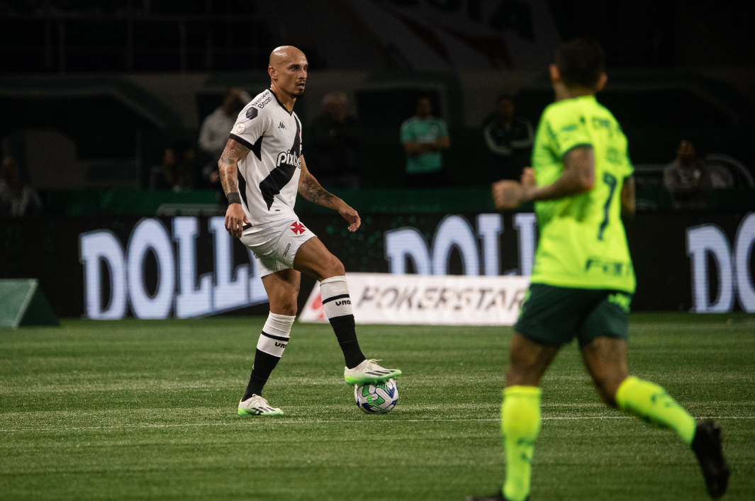 Maicon aproveita a folga do elenco para treinar em casa; foto | SuperVasco