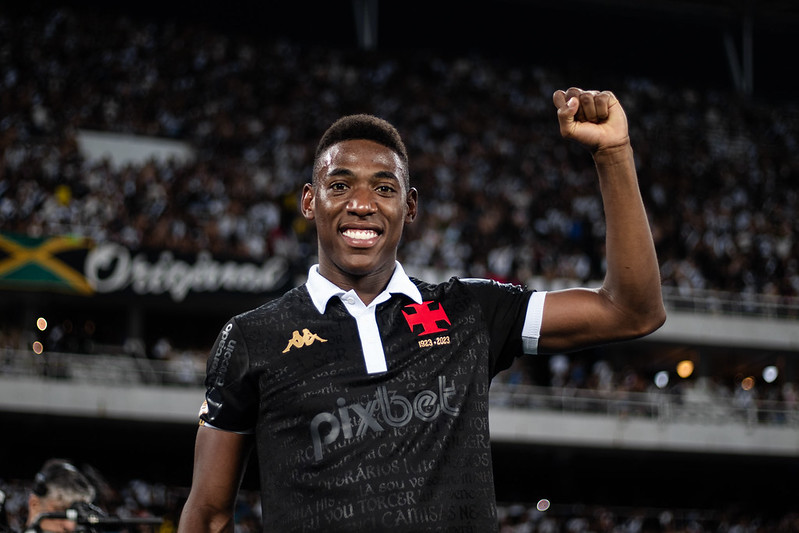 Modelo da nova camisa 3 do Vasco entrou em campo ao lado de Léo | SuperVasco