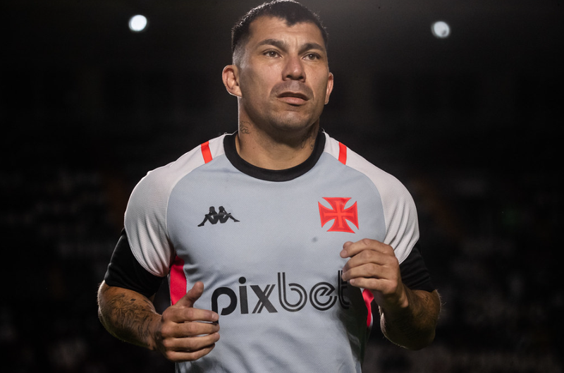 Medel interage com perfil que faz artes sobre o Vasco e brinca | SuperVasco