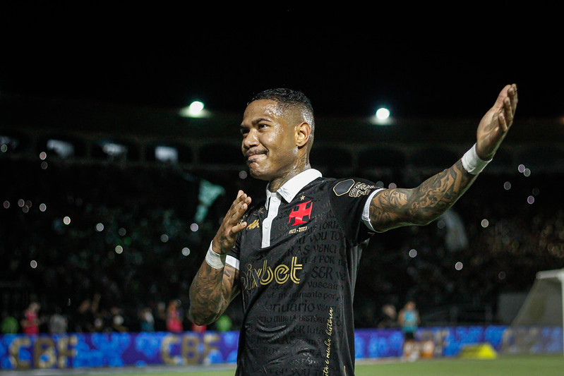 De contrato renovado, Zé Gabriel posta fotos da pré-temporada | SuperVasco