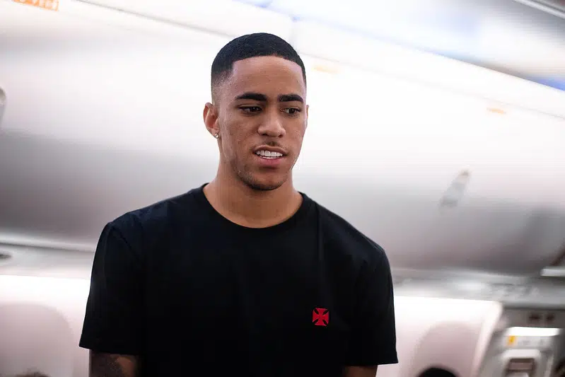 Erick Marcus é tietado por pequenos torcedores no Uruguai | SuperVasco