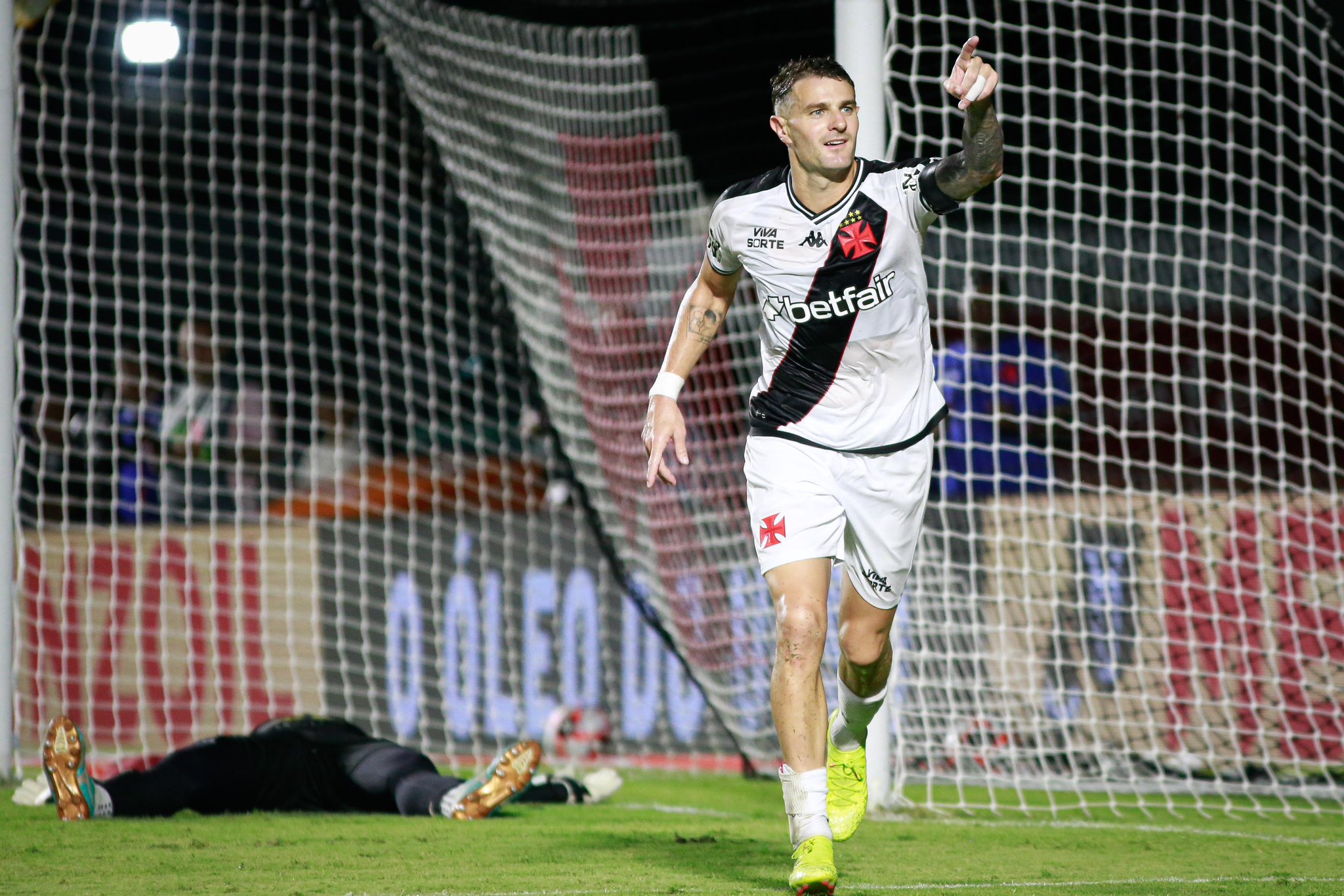 Gol contra o Vitória foi o 7° de Vegetti de cabeça | SuperVasco