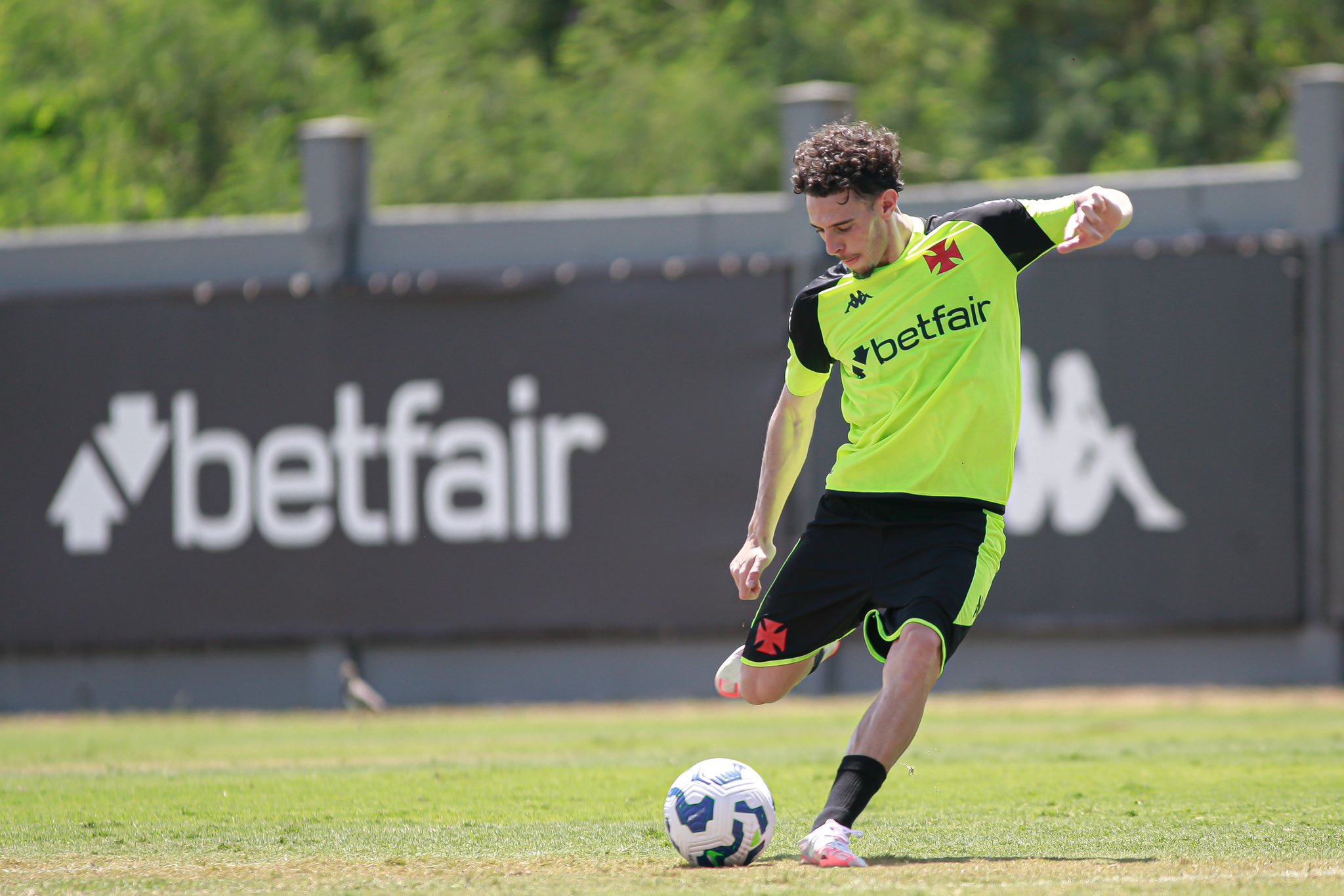 Imagem da comemoração de Nuno Moreira após marcar no clássico | SuperVasco