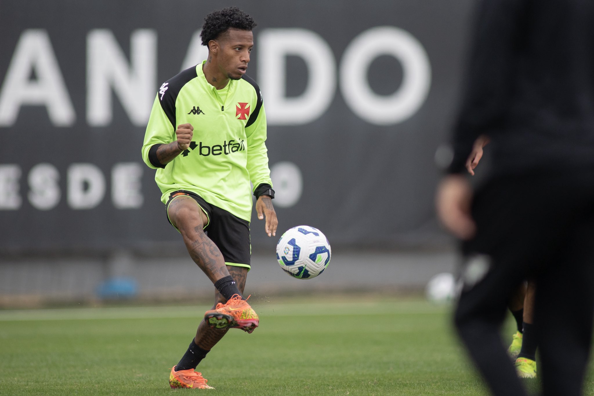 Tchê Tchê sai de São Januário mancando; volante revelou preocupação ...