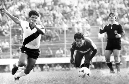 Geovani relembra foto de quando foi recém-contratado pelo Vasco